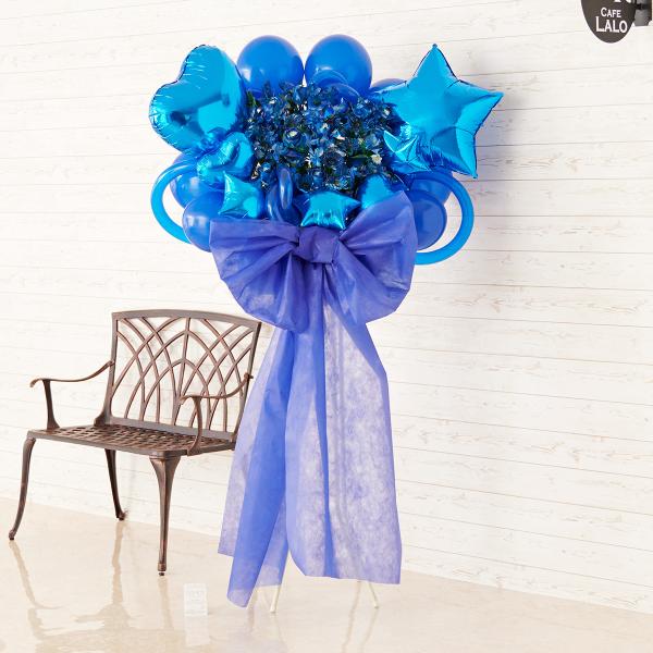 好きな（青をイメージカラーとしている）アイドルや声優、俳優への公演祝い、開演祝い、出演祝い、楽屋見舞いなどに、バルーンやリボンで華やかに装飾したスタンド花を「フラスタ」と呼び、ビジネス上で贈る開店祝いや移転祝いの通常スタンド花とは異なった派...