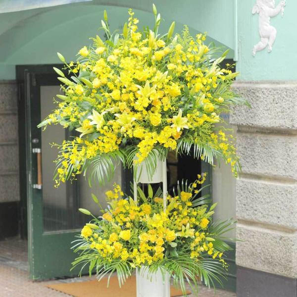SPギフトではスタンド花の色指定が可能です。3万円コースでは厳選花材を2段に惜しみなく使用することで、豪華さでは抜群に存在感のある仕立てとなっております。大事なお取引先にお贈りされる場合や他のお贈り主には絶対に差をつけて贈りたい場合にこちら...