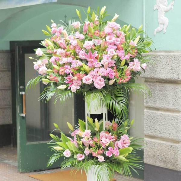 SPギフトではスタンド花の色指定が可能です。3万円コースでは厳選花材を2段に惜しみなく使用することで、豪華さでは抜群に存在感のある仕立てとなっております。大事なお取引先にお贈りされる場合や他のお贈り主には絶対に差をつけて贈りたい場合にこちら...