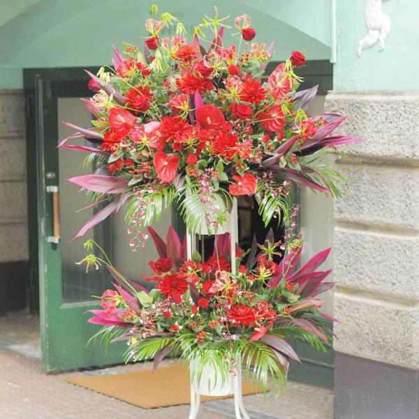 SPギフトではスタンド花の色指定が可能です。3万円コースでは厳選花材を2段に惜しみなく使用することで、豪華さでは抜群に存在感のある仕立てとなっております。大事なお取引先にお贈りされる場合や他のお贈り主には絶対に差をつけて贈りたい場合にこちら...