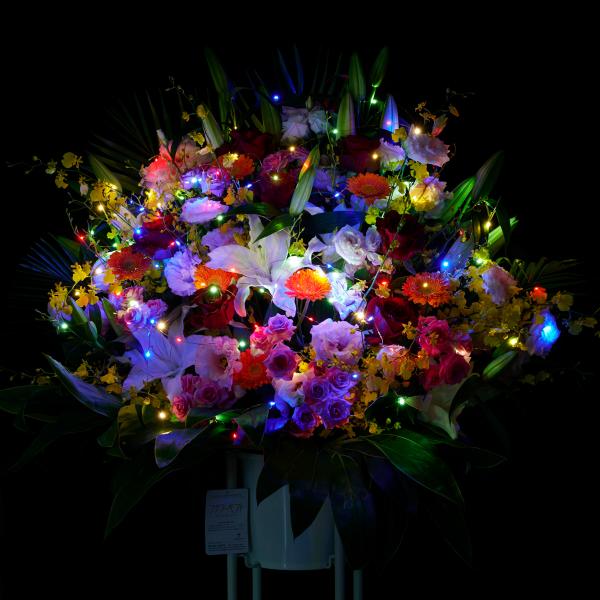 LEDライトが付いた思わず目に留まる光るスタンド花です。電池式ですので点灯していただくとお花が光り、お祝いのシーンを盛り上げます。