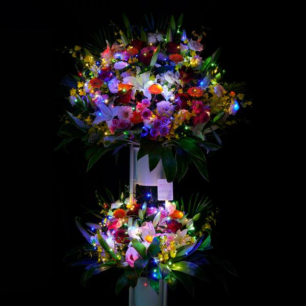 LEDライトが付いた思わず目に留まる光るスタンド花です。電池式ですので点灯していただくとお花が光り、お祝いのシーンを盛り上げます。