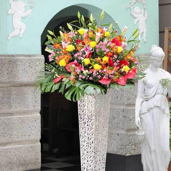 ちょっとおしゃれなお店やコンセプトショップなどの開店祝いや開業祝い、イベントや目立つ贈り物にSPギフトのアートスタンド花はいかがですか。2万円コースのお花は色合いを様々なお祝いにマッチするようおまかせいただきます。また、ブリキ製のアートスタ...