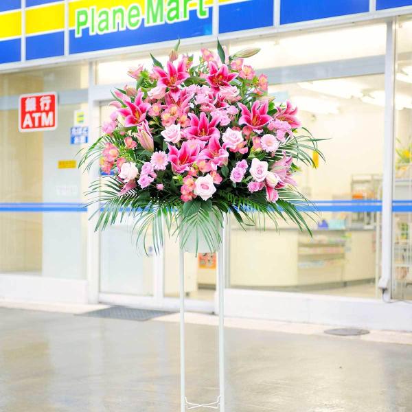 SPギフトではスタンド花の色指定が可能です。様々なお祝いシーンにマッチした色合い、お贈り先の好みに合わせた色合い、などを統一して仕立てるコースで1段おまかせ1.5万円の色指定コースとお考えください。