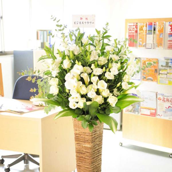 籐かごを思わせるスクエアタイプのスタンド花！（ハイスタンド）お花は色鮮やかに、ボリューム感を出しお仕立てし、季節に合わせて旬なお花をお届けしております。開店祝いや開業祝いに利用されるスタンドタイプのお花ですが、他のスタンド花と違い籐を編み込...