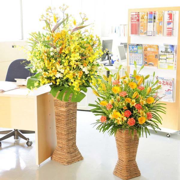 季節に合わせて色鮮やかに、ボリューム感を出したお手軽サイズで可愛らしい「Ｓサイズ」と、大きく存在感のある「Ｌサイズ」のスタンド花をセットにてお届け致します。籐を編み込んだ様な使用となっているため、和テイスト・アジアンテイスト感が強くインパク...