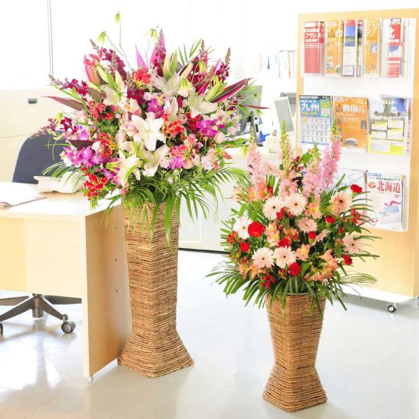 季節に合わせて色鮮やかに、ボリューム感を出したお手軽サイズで可愛らしい「Ｓサイズ」と、大きく存在感のある「Ｌサイズ」のスタンド花をセットにてお届け致します。籐を編み込んだ様な使用となっているため、和テイスト・アジアンテイスト感が強くインパク...