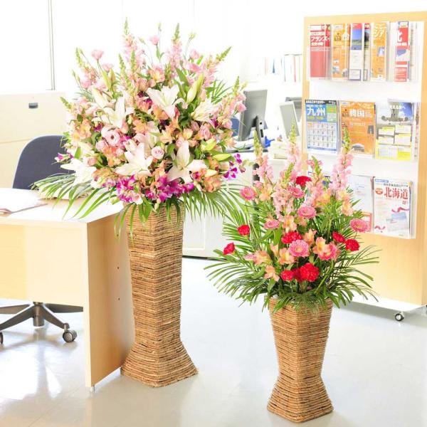 季節に合わせて色鮮やかに、ボリューム感を出したお手軽サイズで可愛らしい「Ｓサイズ」と、大きく存在感のある「Ｌサイズ」のスタンド花をセットにてお届け致します。籐を編み込んだ様な使用となっているため、和テイスト・アジアンテイスト感が強くインパク...
