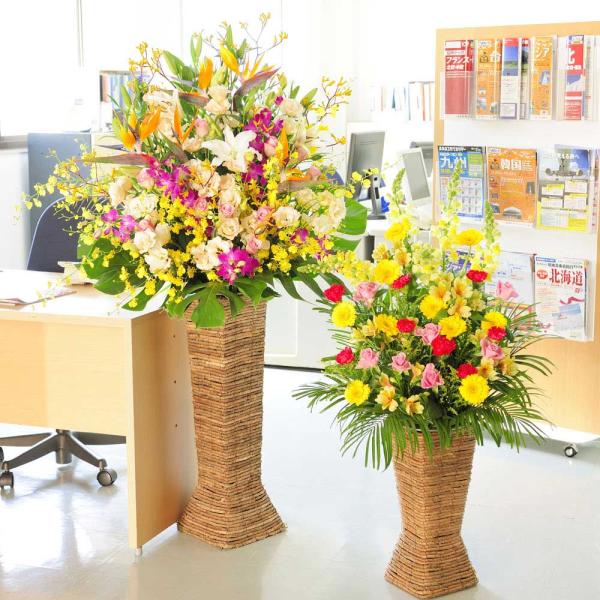 季節に合わせて色鮮やかに、ボリューム感を出したお手軽サイズで可愛らしい「Ｓサイズ」と、大きく存在感のある「Ｌサイズ」のスタンド花をセットにてお届け致します。籐を編み込んだ様な使用となっているため、和テイスト・アジアンテイスト感が強くインパク...