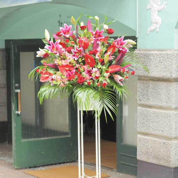 SPギフトではスタンド花の2色指定が可能です。様々なお祝いシーンにマッチした色合い、お贈り先の好みに合わせた色合い、などを統一して仕立てるコースで1段おまかせ1.5万円の2色指定コースとお考えください。