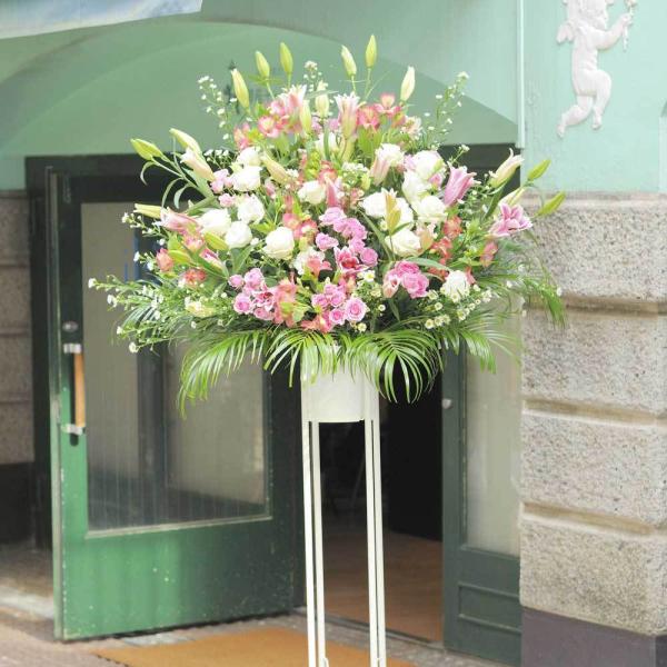 SPギフトではスタンド花の2色指定が可能です。様々なお祝いシーンにマッチした色合い、お贈り先の好みに合わせた色合い、などを統一して仕立てるコースで1段おまかせ1.5万円の2色指定コースとお考えください。