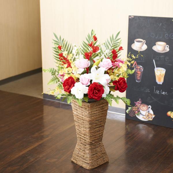 造花で製作したスタンド花は、生花とは異なり枯れや萎えの心配不要が特徴のお祝い花です。厳しい寒さの冬季や特に寒冷地へのお届け、灼熱の夏季期間でも安心してご利用いただけます。また、適切な保存をしていただければ、周年記念などの定期的なお祝い行事で...