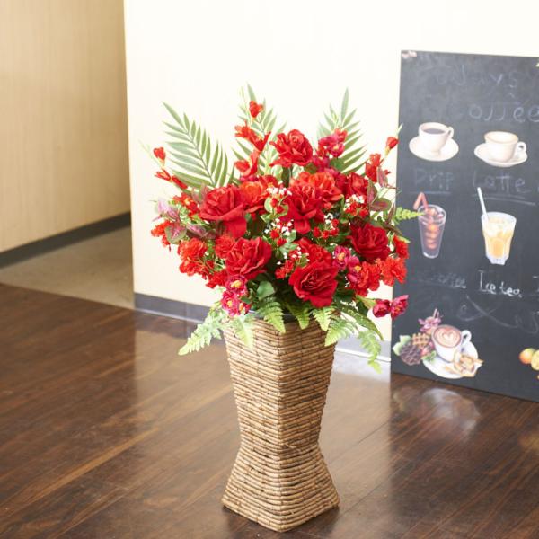 造花で製作したスタンド花は、生花とは異なり枯れや萎えの心配不要が特徴のお祝い花です。厳しい寒さの冬季や特に寒冷地へのお届け、灼熱の夏季期間でも安心してご利用いただけます。また、適切な保存をしていただければ、周年記念などの定期的なお祝い行事で...
