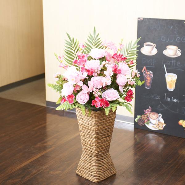 造花で製作したスタンド花は、生花とは異なり枯れや萎えの心配不要が特徴のお祝い花です。厳しい寒さの冬季や特に寒冷地へのお届け、灼熱の夏季期間でも安心してご利用いただけます。また、適切な保存をしていただければ、周年記念などの定期的なお祝い行事で...