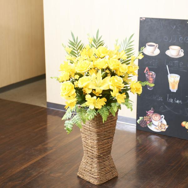 造花で製作したスタンド花は、生花とは異なり枯れや萎えの心配不要が特徴のお祝い花です。厳しい寒さの冬季や特に寒冷地へのお届け、灼熱の夏季期間でも安心してご利用いただけます。また、適切な保存をしていただければ、周年記念などの定期的なお祝い行事で...
