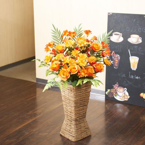 造花で製作したスタンド花は、生花とは異なり枯れや萎えの心配不要が特徴のお祝い花です。厳しい寒さの冬季や特に寒冷地へのお届け、灼熱の夏季期間でも安心してご利用いただけます。また、適切な保存をしていただければ、周年記念などの定期的なお祝い行事で...