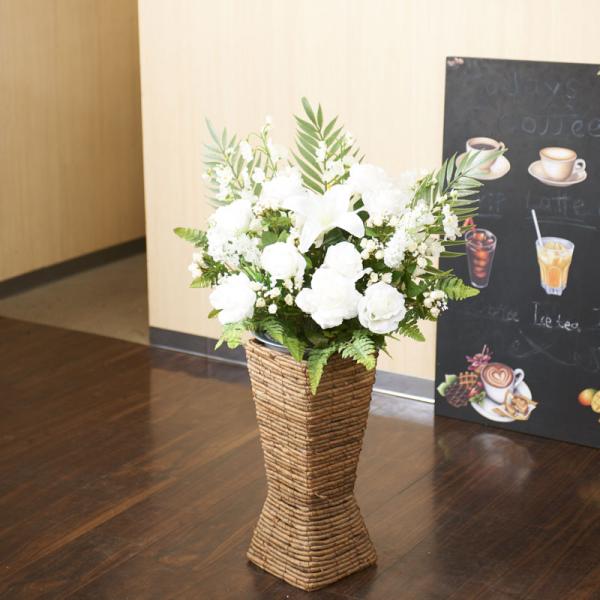造花で製作したスタンド花は、生花とは異なり枯れや萎えの心配不要が特徴のお祝い花です。厳しい寒さの冬季や特に寒冷地へのお届け、灼熱の夏季期間でも安心してご利用いただけます。また、適切な保存をしていただければ、周年記念などの定期的なお祝い行事で...