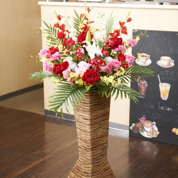 造花で製作したスタンド花は、生花とは異なり枯れや萎えの心配不要が特徴のお祝い花です。厳しい寒さの冬季や特に寒冷地へのお届け、灼熱の夏季期間でも安心してご利用いただけます。また、適切な保存をしていただければ、周年記念などの定期的なお祝い行事で...