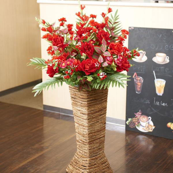 造花で製作したスタンド花は、生花とは異なり枯れや萎えの心配不要が特徴のお祝い花です。厳しい寒さの冬季や特に寒冷地へのお届け、灼熱の夏季期間でも安心してご利用いただけます。また、適切な保存をしていただければ、周年記念などの定期的なお祝い行事で...