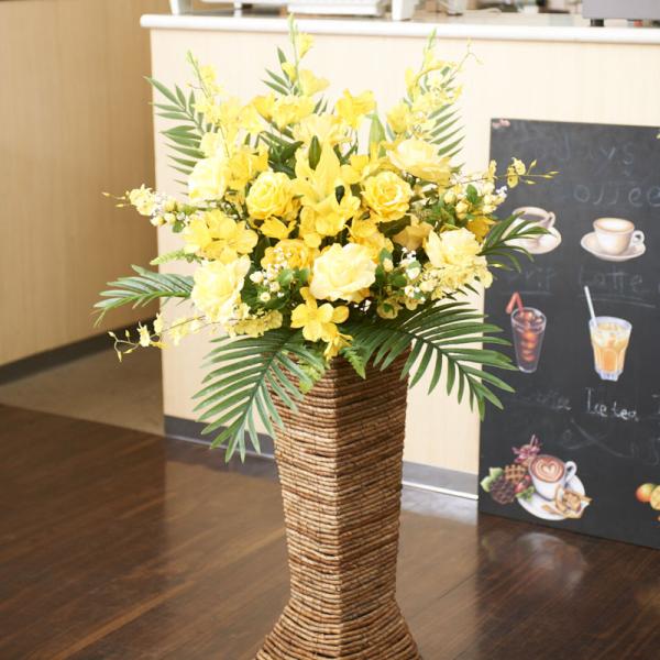 造花で製作したスタンド花は、生花とは異なり枯れや萎えの心配不要が特徴のお祝い花です。厳しい寒さの冬季や特に寒冷地へのお届け、灼熱の夏季期間でも安心してご利用いただけます。また、適切な保存をしていただければ、周年記念などの定期的なお祝い行事で...