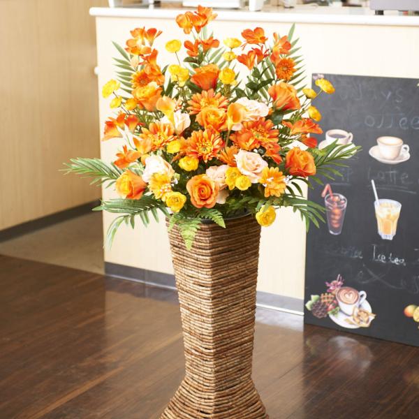 造花で製作したスタンド花は、生花とは異なり枯れや萎えの心配不要が特徴のお祝い花です。厳しい寒さの冬季や特に寒冷地へのお届け、灼熱の夏季期間でも安心してご利用いただけます。また、適切な保存をしていただければ、周年記念などの定期的なお祝い行事で...