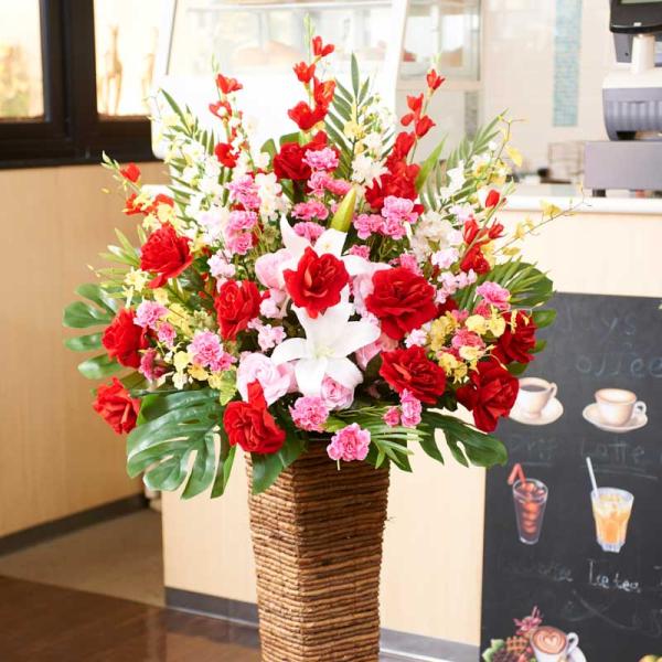 造花で製作したスタンド花は、生花とは異なり枯れや萎えの心配不要が特徴のお祝い花です。厳しい寒さの冬季や特に寒冷地へのお届け、灼熱の夏季期間でも安心してご利用いただけます。また、適切な保存をしていただければ、周年記念などの定期的なお祝い行事で...