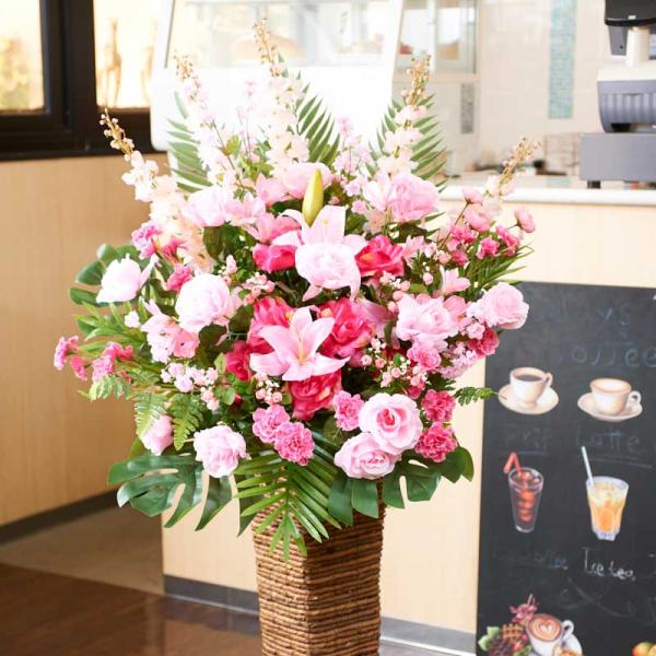 造花で製作したスタンド花は、生花とは異なり枯れや萎えの心配不要が特徴のお祝い花です。厳しい寒さの冬季や特に寒冷地へのお届け、灼熱の夏季期間でも安心してご利用いただけます。また、適切な保存をしていただければ、周年記念などの定期的なお祝い行事で...