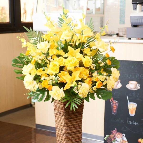 造花で製作したスタンド花は、生花とは異なり枯れや萎えの心配不要が特徴のお祝い花です。厳しい寒さの冬季や特に寒冷地へのお届け、灼熱の夏季期間でも安心してご利用いただけます。また、適切な保存をしていただければ、周年記念などの定期的なお祝い行事で...