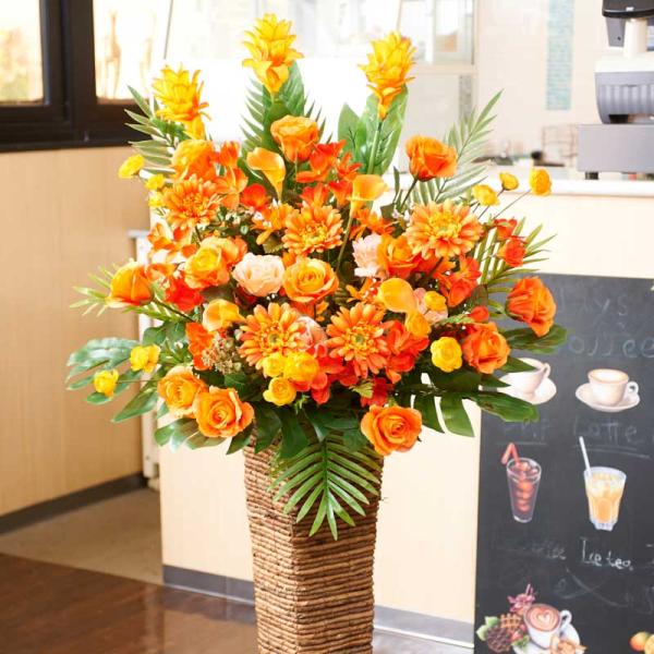 造花で製作したスタンド花は、生花とは異なり枯れや萎えの心配不要が特徴のお祝い花です。厳しい寒さの冬季や特に寒冷地へのお届け、灼熱の夏季期間でも安心してご利用いただけます。また、適切な保存をしていただければ、周年記念などの定期的なお祝い行事で...