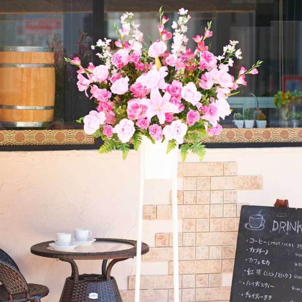 造花で製作したスタンド花は、生花とは異なり枯れや萎えの心配不要が特徴のお祝い花です。厳しい寒さの冬季や特に寒冷地へのお届け、灼熱の夏季期間でも安心してご利用いただけます。また、適切な保存をしていただければ、周年記念などの定期的なお祝い行事で...