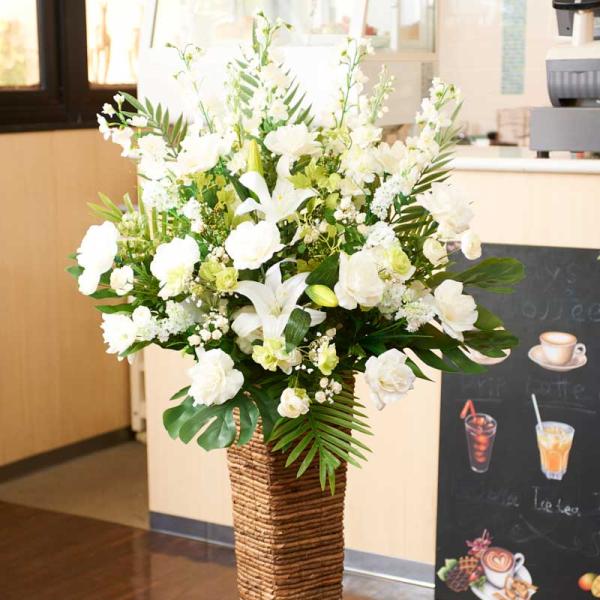造花で製作したスタンド花は、生花とは異なり枯れや萎えの心配不要が特徴のお祝い花です。厳しい寒さの冬季や特に寒冷地へのお届け、灼熱の夏季期間でも安心してご利用いただけます。また、適切な保存をしていただければ、周年記念などの定期的なお祝い行事で...