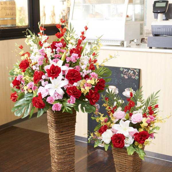 小型のSサイズと大型のLサイズをセットにした造花スタンドのセット商品です。造花で製作したスタンド花は、生花とは異なり枯れや萎えの心配不要が特徴のお祝い花です。厳しい寒さの冬季や特に寒冷地へのお届け、灼熱の夏季期間でも安心してご利用いただけま...