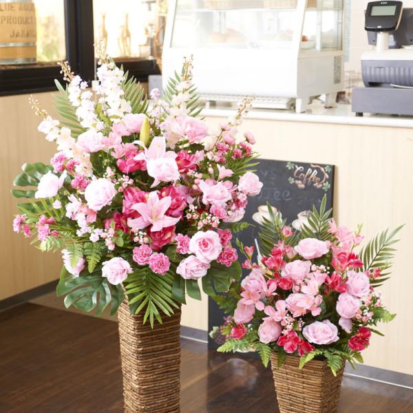 小型のSサイズと大型のLサイズをセットにした造花スタンドのセット商品です。造花で製作したスタンド花は、生花とは異なり枯れや萎えの心配不要が特徴のお祝い花です。厳しい寒さの冬季や特に寒冷地へのお届け、灼熱の夏季期間でも安心してご利用いただけま...