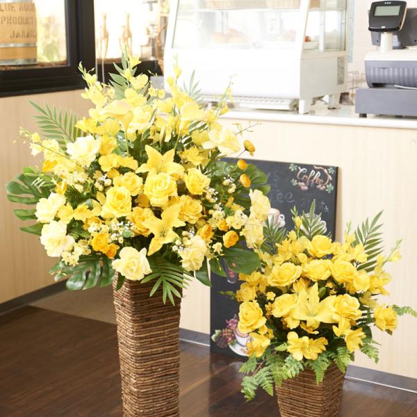 小型のSサイズと大型のLサイズをセットにした造花スタンドのセット商品です。造花で製作したスタンド花は、生花とは異なり枯れや萎えの心配不要が特徴のお祝い花です。厳しい寒さの冬季や特に寒冷地へのお届け、灼熱の夏季期間でも安心してご利用いただけま...