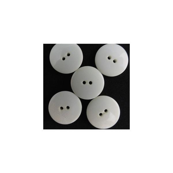 【種類】2つ穴【素材】ナイロン【サイズ】直径：21mm　　厚み：2mm【色】白っぽい薄ベージュ【販売単位】1個【染色方法】お客様のお好きなカラーにプロが丁寧に染色いたします。200個以下 368円（税込）200個以上 486円（税込）染色希...