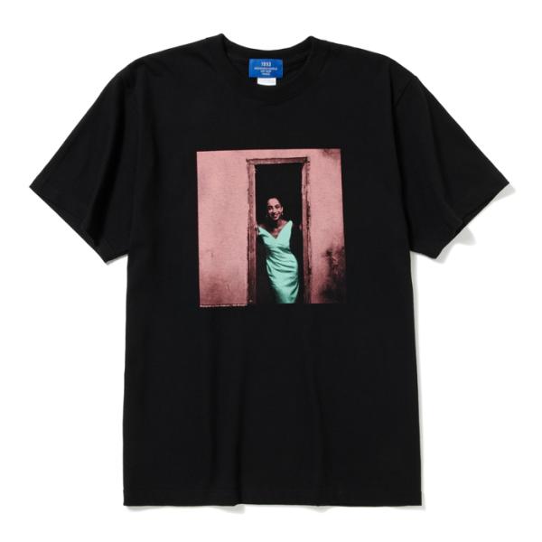 80年代にフォトグラファーのフレームに収められた、Sade シャーデーのボーカルである Sade Adu の貴重なフォトがプリントされています。【1993 DESIGNED WORLD HIPHOP】PARIS を拠点とする Olivier...