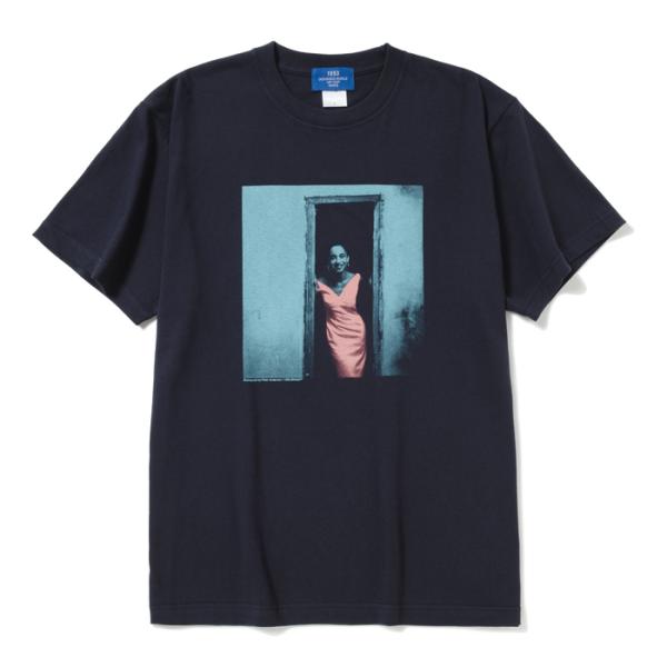 80年代にフォトグラファーのフレームに収められた、Sade シャーデーのボーカルである Sade Adu の貴重なフォトがプリントされています。【1993 DESIGNED WORLD HIPHOP】PARIS を拠点とする Olivier...