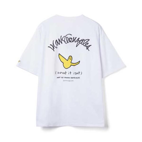 (What it isNt) ART BY MARK GONZALES アート バイ マークゴンザレスの半袖Tシャツ。レギュラーシルエットとビックシルエットの中間となる、リラックスフィットシリーズ。身幅、肩幅に程よいゆとりをもたせ、リラック...