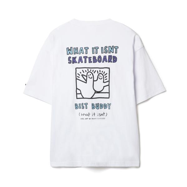 (What it isNt) ART BY MARK GONZALES アート バイ マークゴンザレスの半袖Tシャツ。レギュラーシルエットとビックシルエットの中間となる、リラックスフィットシリーズ。身幅、肩幅に程よいゆとりをもたせ、リラック...