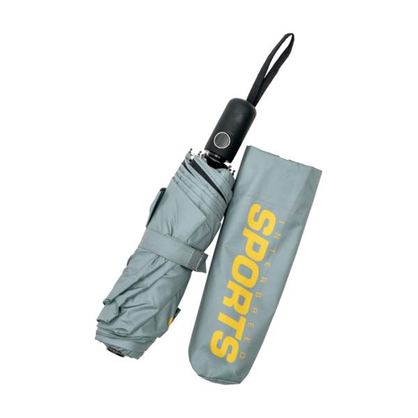 INTERBREED SPORTS のロゴ入り折り畳み傘です。本体外側には大判のロゴプリントが入り、裏面は遮光シートを使用した晴雨兼用仕様となります。開閉動作は共にプッシュボタン式で、ロゴ入り専用カバーが付属します。コンパクトに収納出来る折...