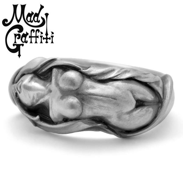 ブランドMadGraffiti マッドグラフィティ商品名プリヴィリッジリング　SS説明文「存在自体が崇高とされるのは美しいものの特権である」という考えのもと、美しさにこだわって制作されたリングです。リングの水平に対し、女性像をやや斜めにして...