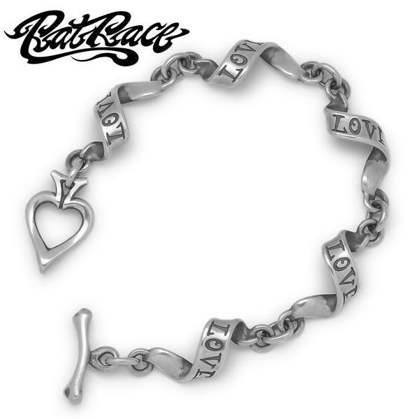 ブランドRatRace / ラットレース商品名Flutter Ribbon Bracelet LOVE / フラッターリボンブレスレット ラブ説明文リボンが風にひらめく様を表現したパーツがリンクした、細身のブレスレットです。HATEタイプも...