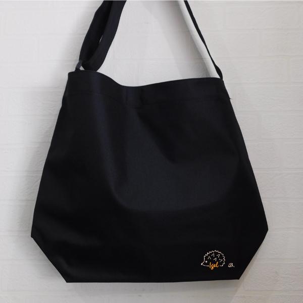 Tシャツで人気をいただいております「はりねずみ」をベースにした、「シルエットライン」と「Igel（ハリネズミ）」の文字のみのシンプルな刺繍が入ったショルダーバッグになります。ワンポイントで可愛いです。「はりねずみ」はヨーロッパでは「幸運のシ...