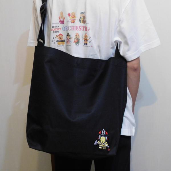 ハシビロコウのお仕事シリーズ今回の作品は、アメリカの消防士「Firefighter」をデザインしております。眼光鋭く、頑丈な斧を持っております。他にはない、オリジナルデザインの刺繍になっております。使用するバッグは、長さ調節ができるアジャス...