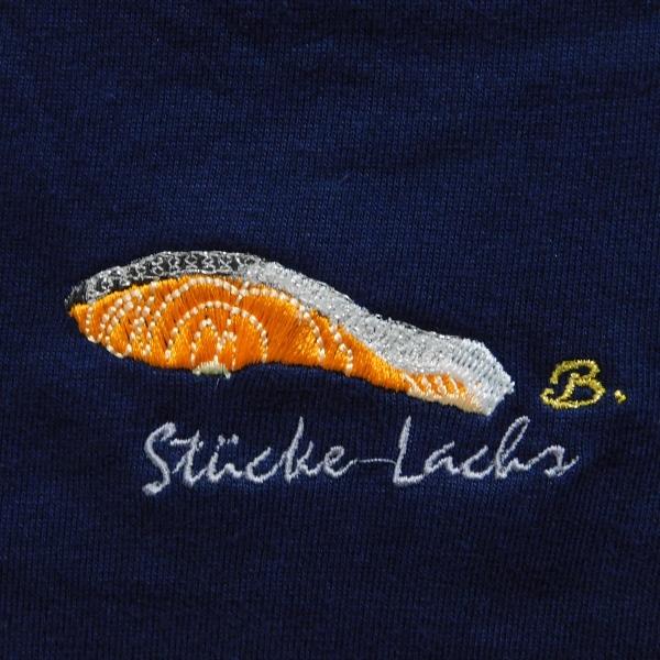 魚シリーズ第9弾！「鮭の切り身-Stucke Lachs-」の刺繍入りオリジナルTシャツになります。新鮮な「鮭の切り身」刺繍に仕上がっております。鱗のキラキラも再現したオリジナルデザイン！切り身なので「魚シリーズ」には、どうかと思いましたが...