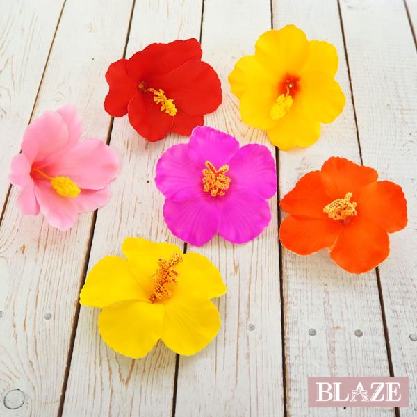 ▼商品詳細▼【デザイン】画像参照【サイズ】約10×10cm　クリップの長さ:約3.5cm【入数】1個入り【材質】ポリエステル・鋼・ポリエチレン【原産国】中国【スタッフのコメント】つけるだけで一気に華やかな印象にしてくれる大きめハイビスカス！...