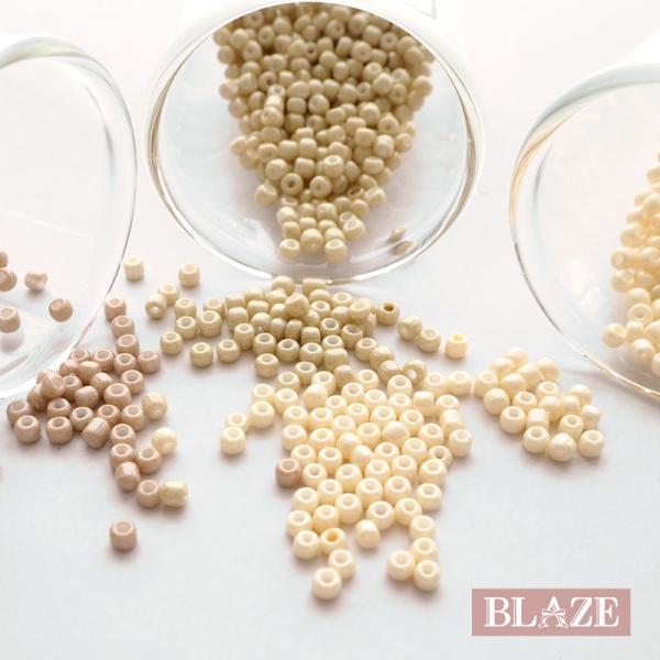 ▼商品詳細▼【デザイン】A＜アイボリー＞・B＜ベージュ＞・C＜ピンクベージュ＞【サイズ】直径：約3mm 【入数】15g【材質】ガラス【原産国】中国【スタッフのコメント】ベーシックな小粒のシードビーズです。ブレスやピアス・ネックレスなどのアク...