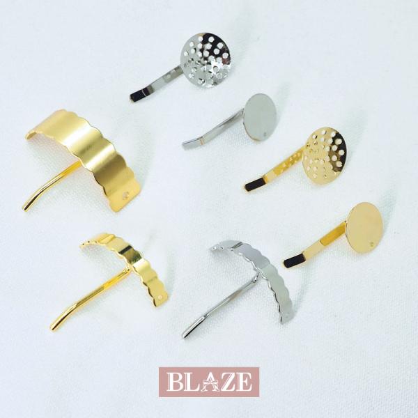 ▼商品詳細▼【デザイン】画像参照【サイズ】画像参照【入数】2個【材質】鋼【原産国】中国【スタッフのコメント】台座がついたゴールド＆シルバーのヘアフックパーツ。モチーフやパーツ等と組み合わせてオリジナルヘアフックの制作におすすめです♪▼頭皮に...