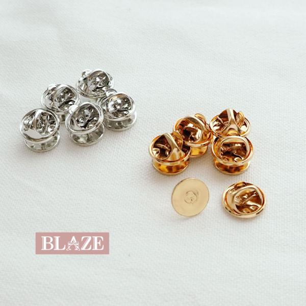 ▼商品詳細▼【デザイン】A＜ゴールド＞・B＜シルバー＞【サイズ】Φ約10mm【入数】5個入り【材質】鋼【原産国】中国【スタッフのコメント】平皿にお好みのパーツをボンドなどで接着するだけでピンバッチが作れる便利な土台パーツ貼り付けるだけなので...