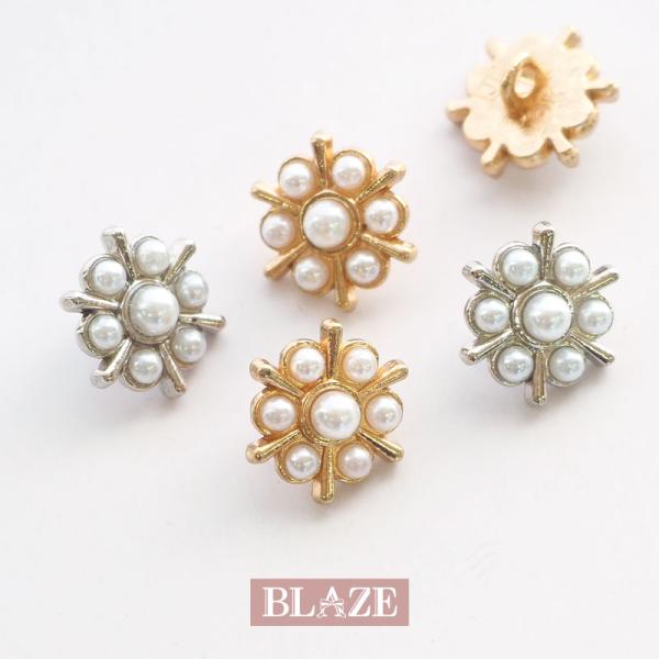 ▼商品詳細▼【デザイン】A＜シルバー＞・B＜ゴールド＞【サイズ】約11×13mm【入数】2個【材質】亜鉛合金、ABS樹脂【原産国】中国【スタッフのコメント】たくさんパールがついた上品な小さめメタルボタンです。シャツやブラウスのボタンの付け替...